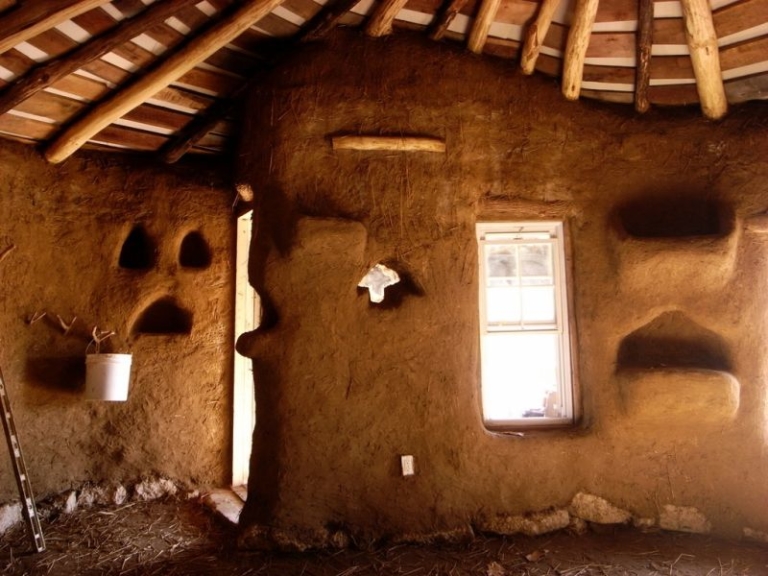 Natural home builder Ziggy’s tips to build cob house for under $3000