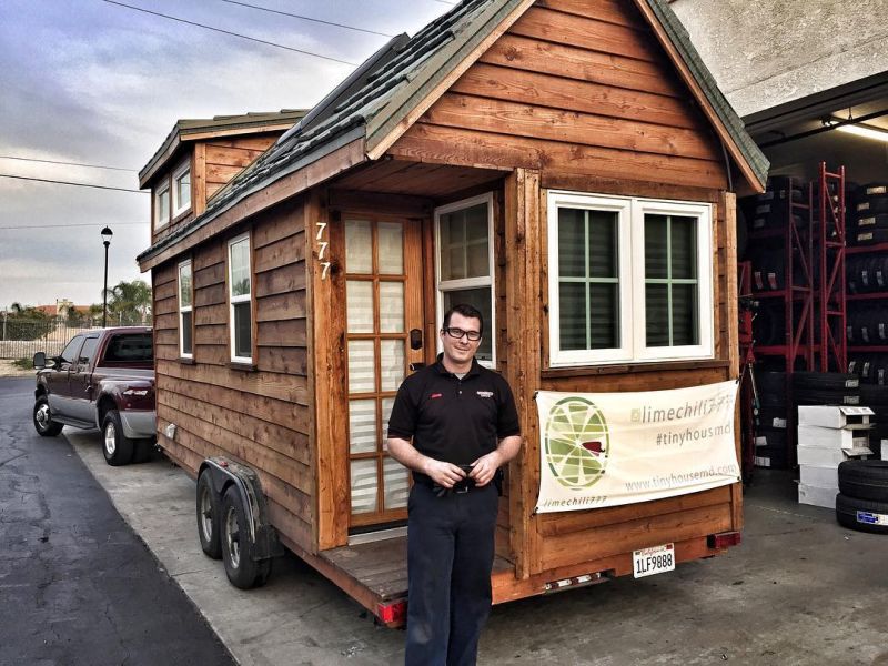 Man Builds Tiny Home on Wheels Featuring iPhone-Controlled Skylight