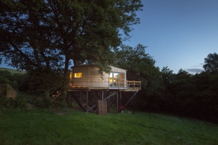 Ty'r Onnen Treehouse to Experience Snug Life in Ceredigion Countryside