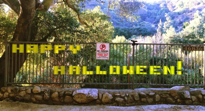45+ Halloween Fence and Front Gate Decoration Ideas to Try in 2025