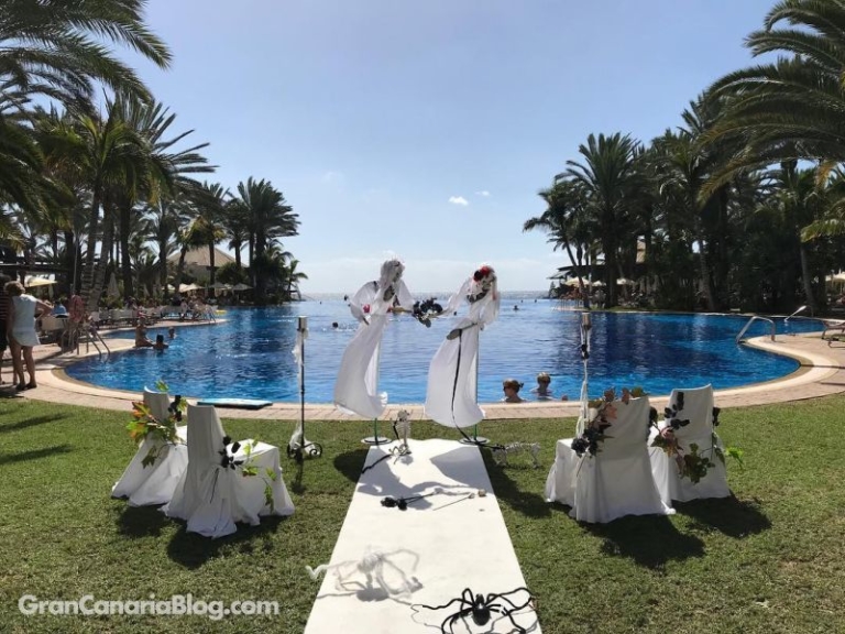 20 Halloween Pool Party Decoration Ideas