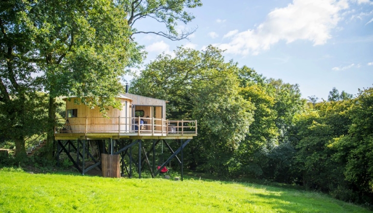 Ty'r Onnen Treehouse to Experience Snug Life in Ceredigion Countryside