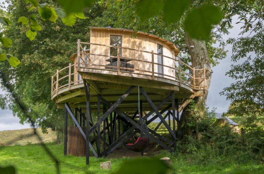 Ty'r Onnen Treehouse to Experience Snug Life in Ceredigion Countryside