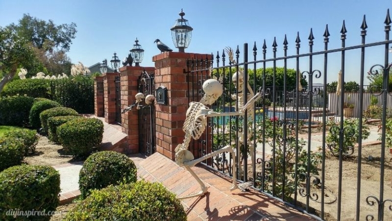 45+ Halloween Fence and Front Gate Decoration Ideas to Try in 2025