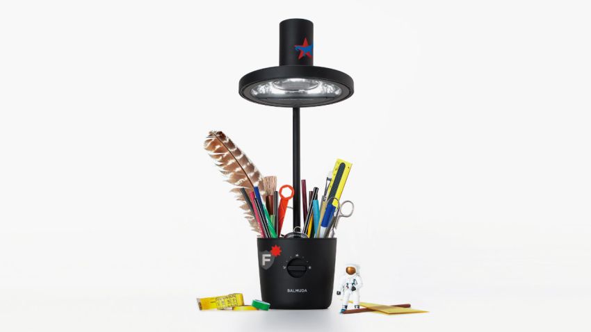 Light Table Lamp Uses Surgical Lighting Tech to Eliminate Shadows