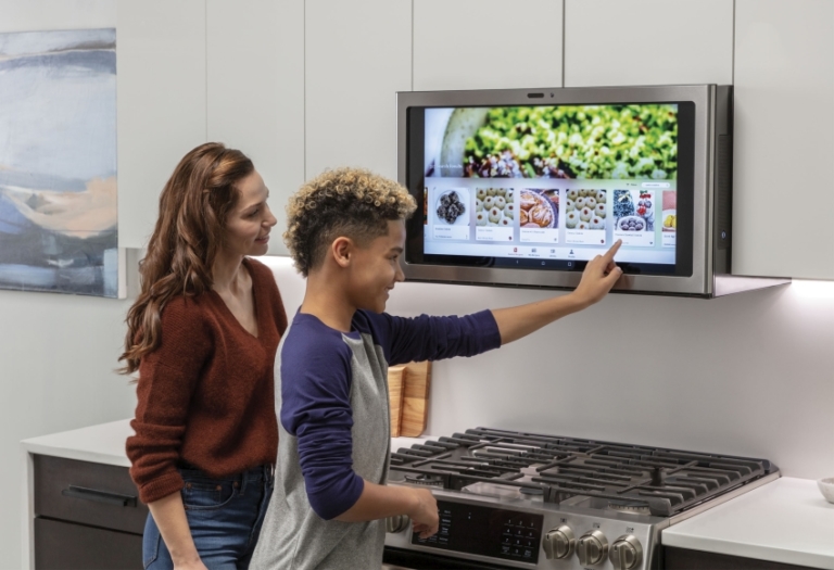 GE Kitchen Hub: Smart Range Hood with 27-inch Display at CES 2019