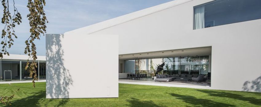 Quadrant House Has Rotating Terrace That Moves With the Sun