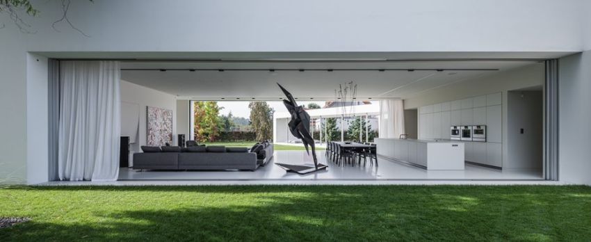 Quadrant House Has Rotating Terrace That Moves With the Sun