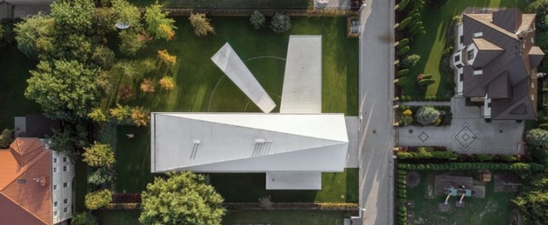 Quadrant House Has Rotating Terrace That Moves With the Sun
