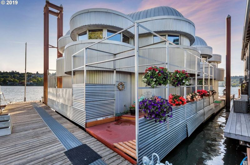 Aqua Star: Two-Story Floating House in Oregon is Up for Sale