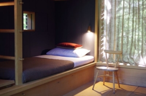 Jeremy Pitts Builds Treehouse on Stilts in East Sussex, UK