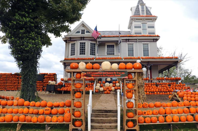 This West Virginia Home Displays 3k Hand-Carved Pumpkins Every Year