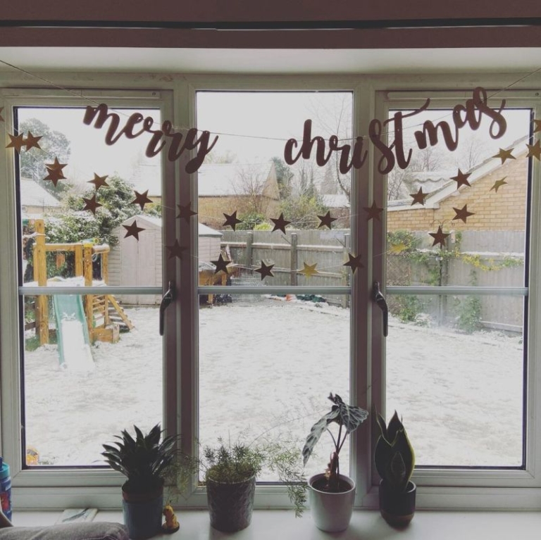 Easy, Inexpensive Christmas Window Decoration Ideas for 2020