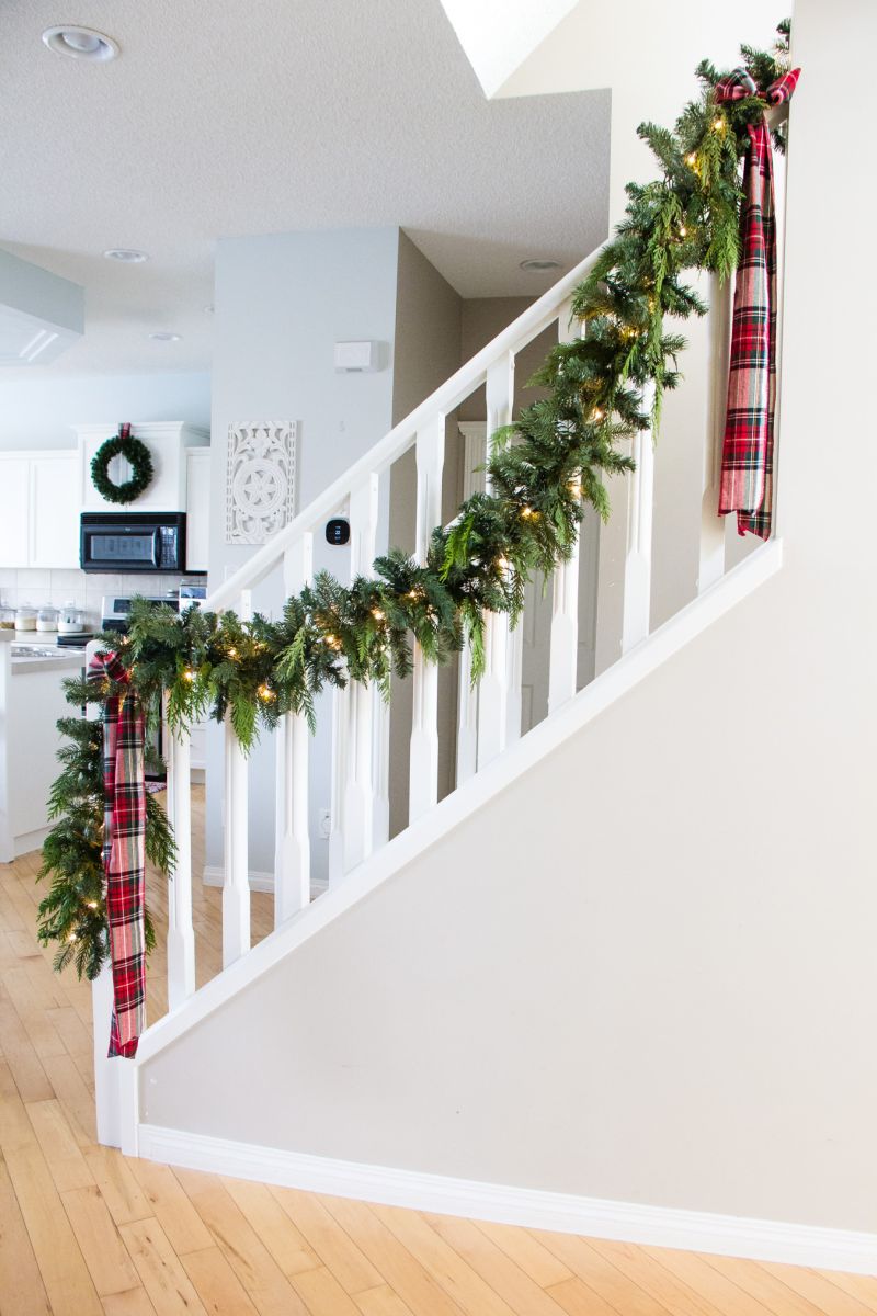 70 Christmas Staircase Decoration Ideas to Try in 2025