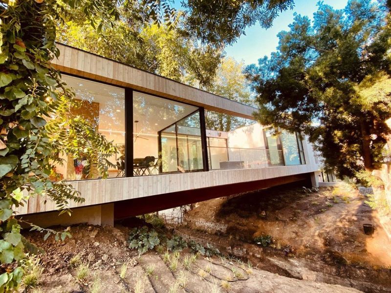 Dan Brunn Architecture Builds one-of-a-kind Bridge House in Los Angeles