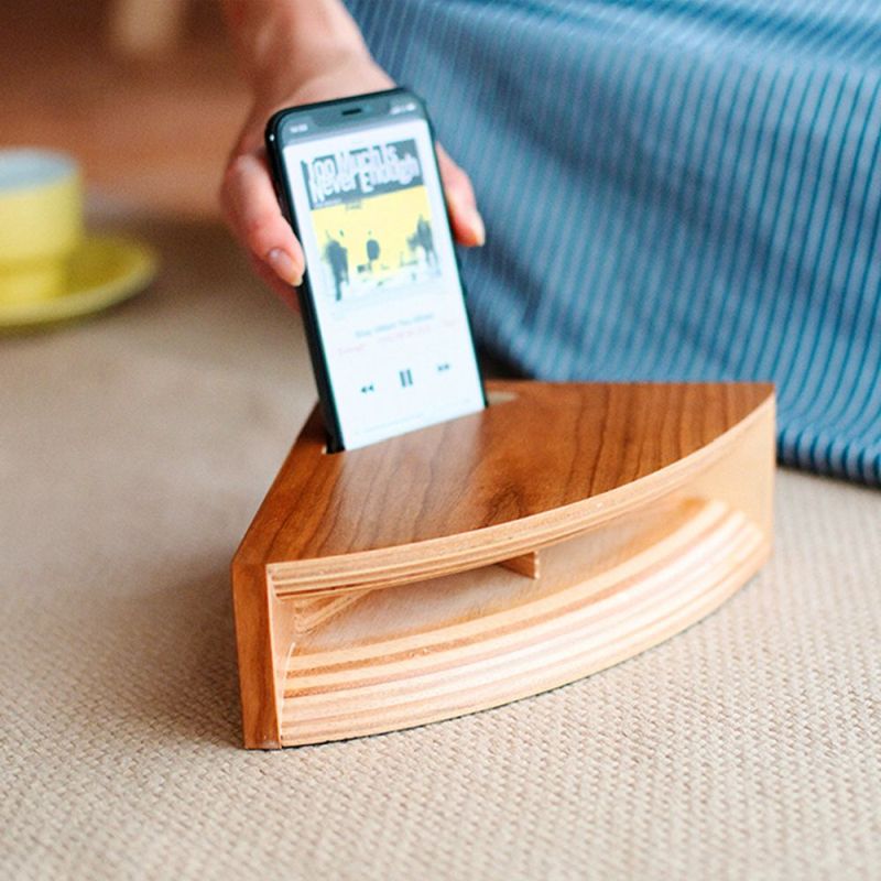 Clappin Jam Wooden iPhone Dock Amplifies Sound Without Power