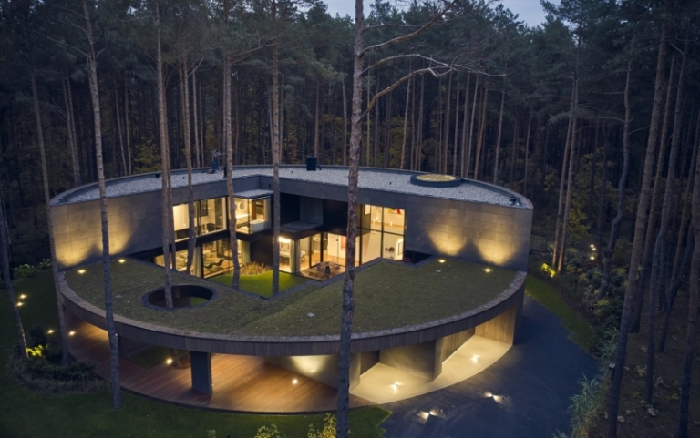 Mobius Architekci's Circle House Blends With the Surrounding Pine Forest