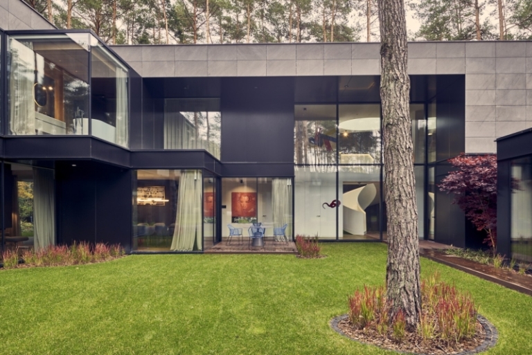 Mobius Architekci's Circle House Blends With the Surrounding Pine Forest