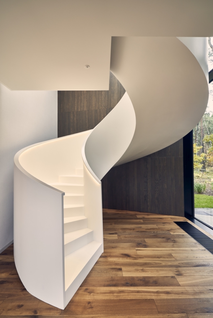 Mobius Architekci's Circle House Blends With the Surrounding Pine Forest