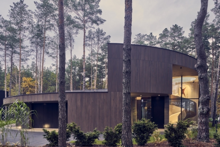 Mobius Architekci's Circle House Blends With the Surrounding Pine Forest
