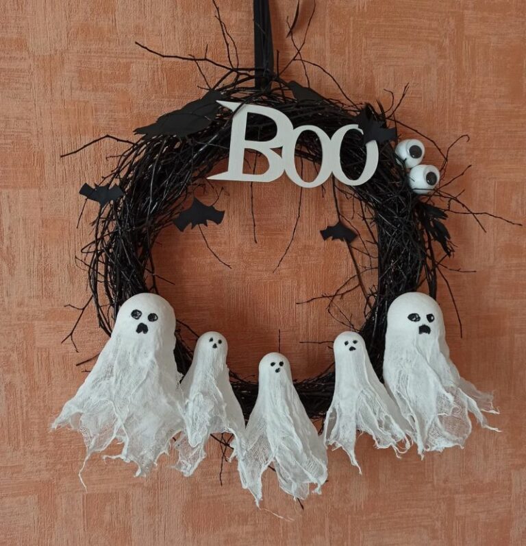 30 Spooky Halloween Wreaths You can Buy or Make at Home