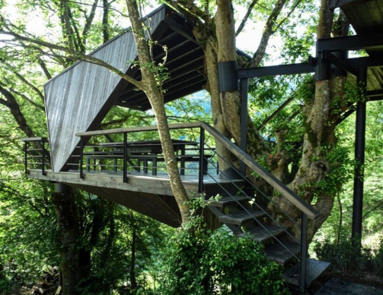 This Staggering Two-Level Treehouse is Nestled in the Iranian Countryside