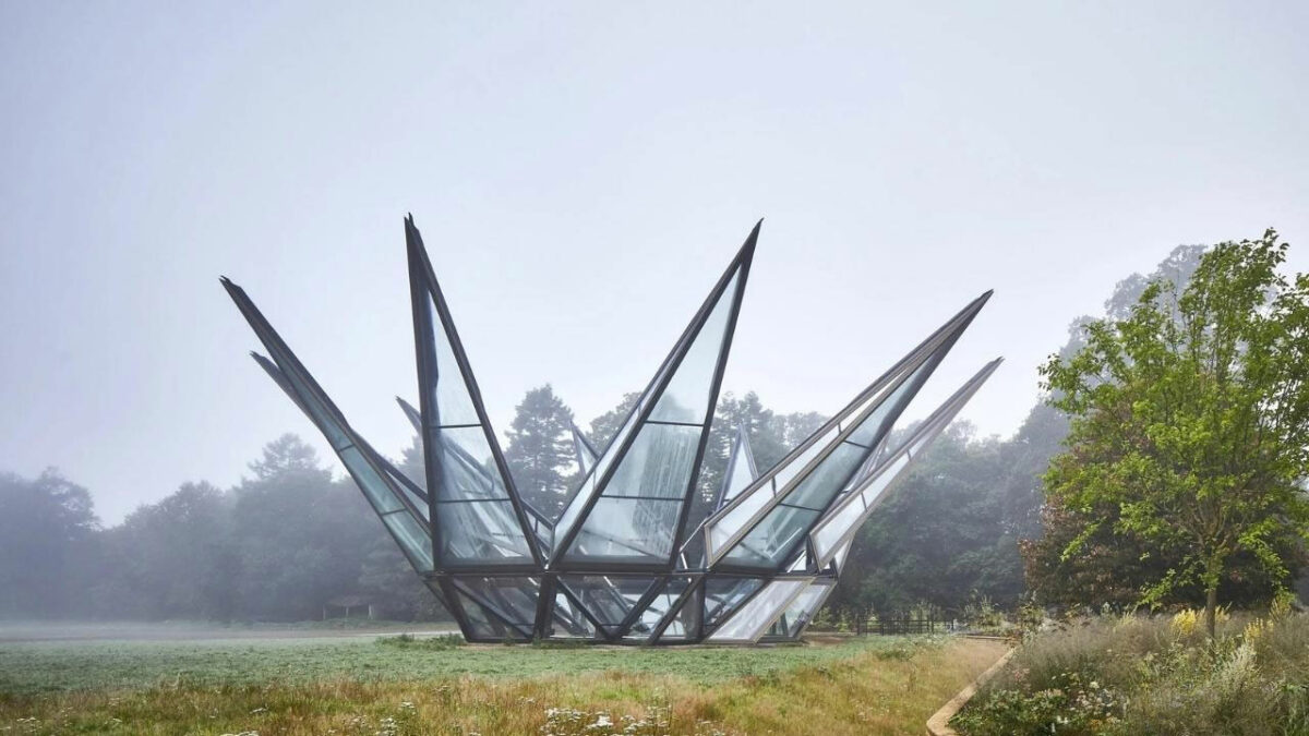 This Crown-Shaped Glasshouse Unfurls Like a Flower
