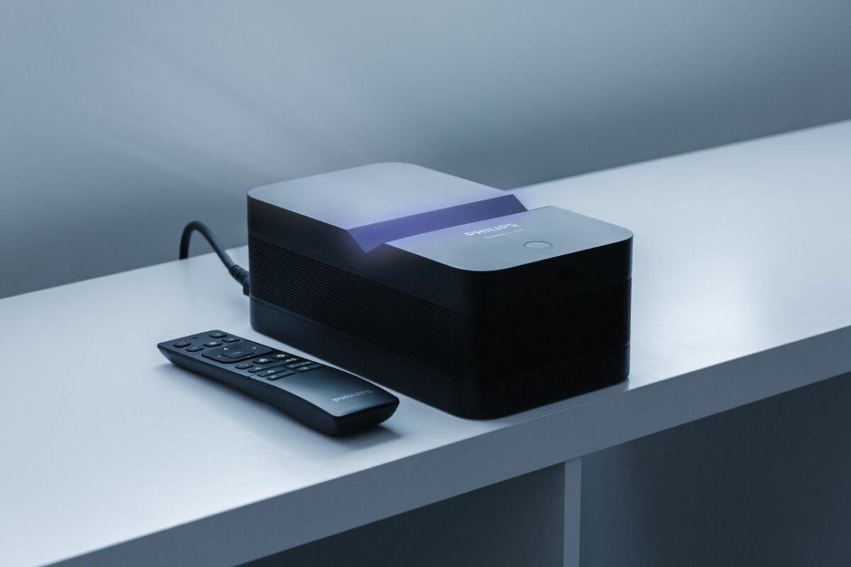 𝗣𝗵𝗶𝗹𝗶𝗽𝘀 𝗦𝗰𝗿𝗲𝗲𝗻𝗲𝗼 𝗨𝟰 Impresses with Size but Disappoints With Lumens