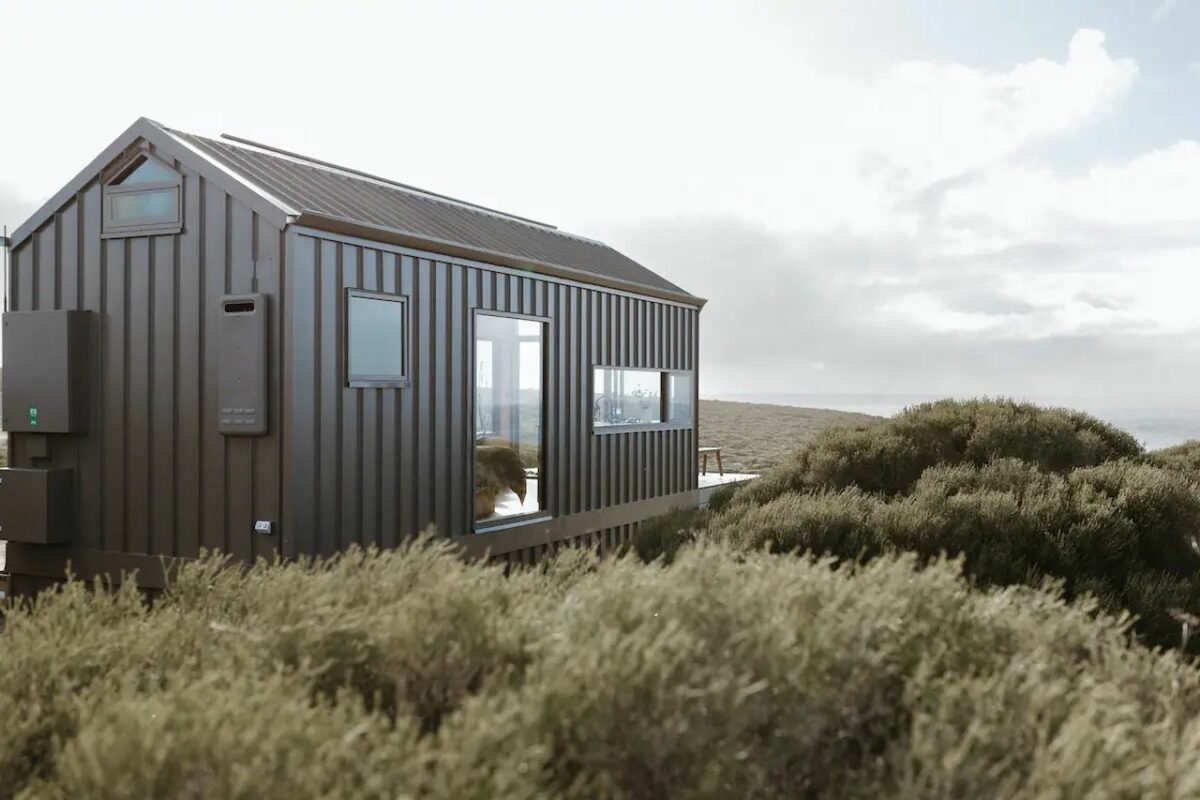 This Cabin in Australia Offers Panoramic Views of Sleaford Bay