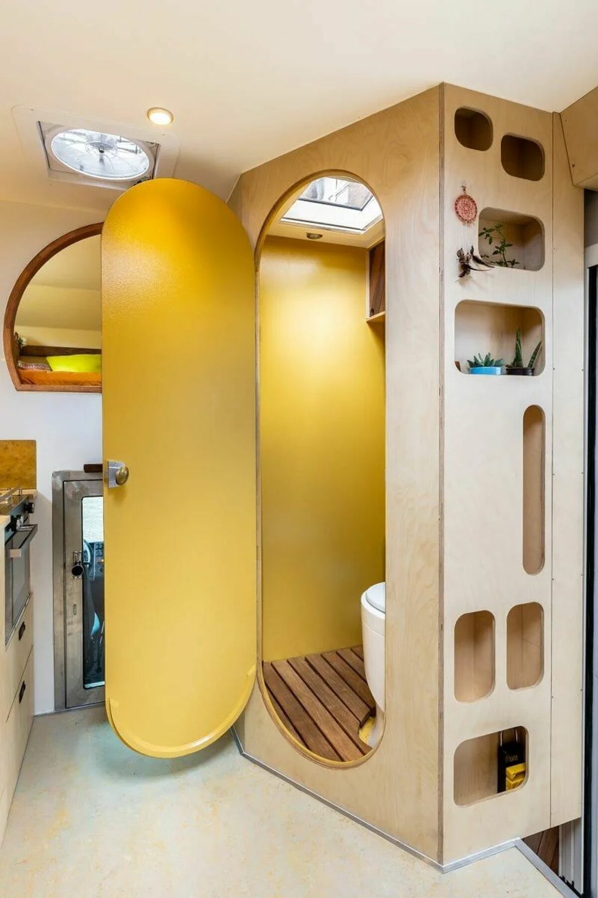 Collectief Soepel Turns Fire Truck into Gorgeous Motorhome