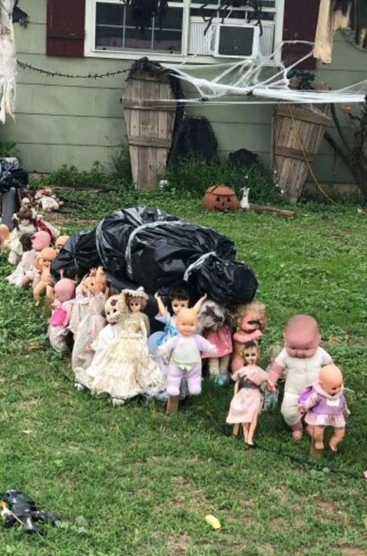 30 Best Halloween Yard Display Ideas to Try in 2024