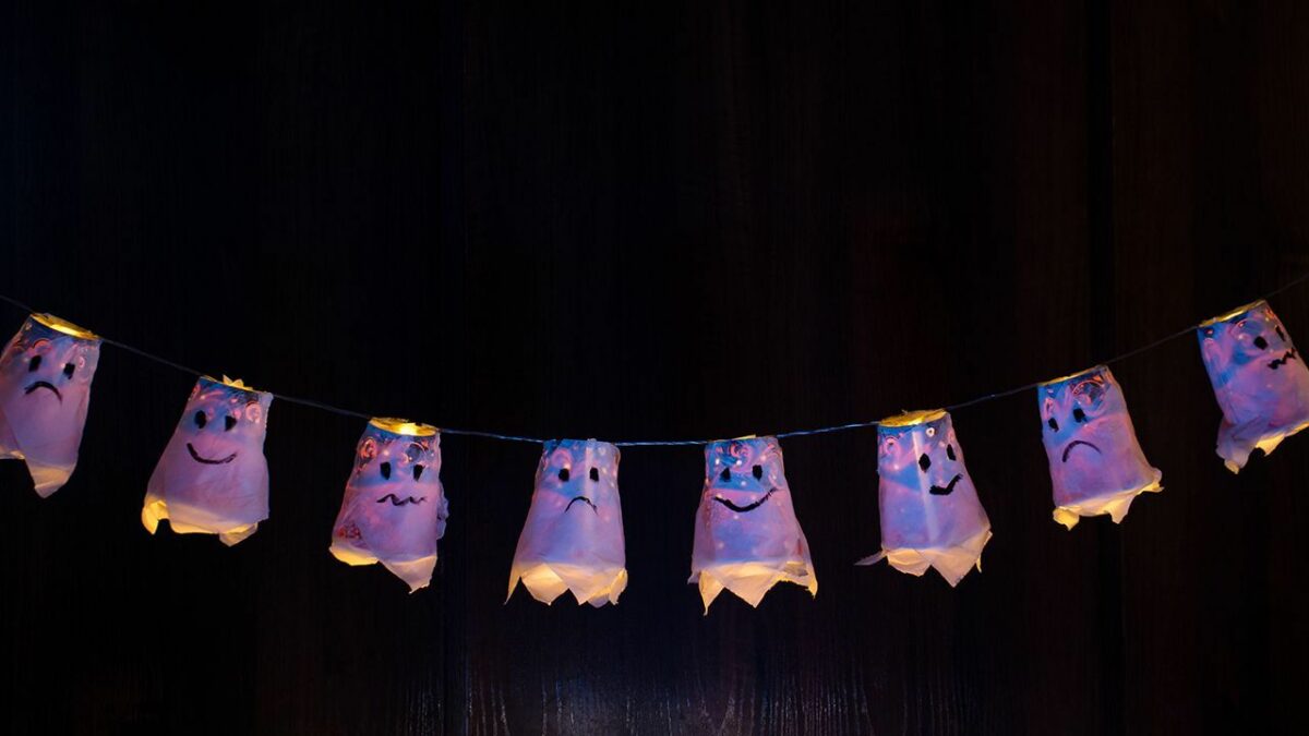 25 DIY Halloween Garlands to Make This Festive Season