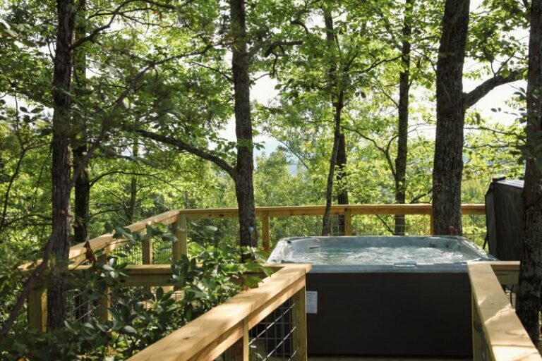 Pete Nelson Builds Mountain-View Treehouses in Tennessee
