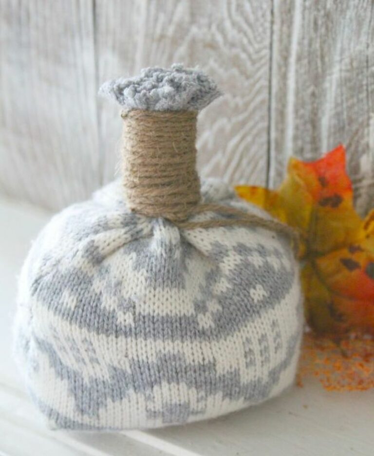 These DIY Sweater Pumpkins can be Tailored for Fall Home Décor