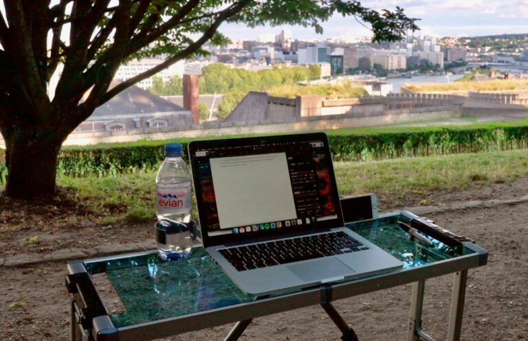Nomad Desk Lets You Work From Outdoors