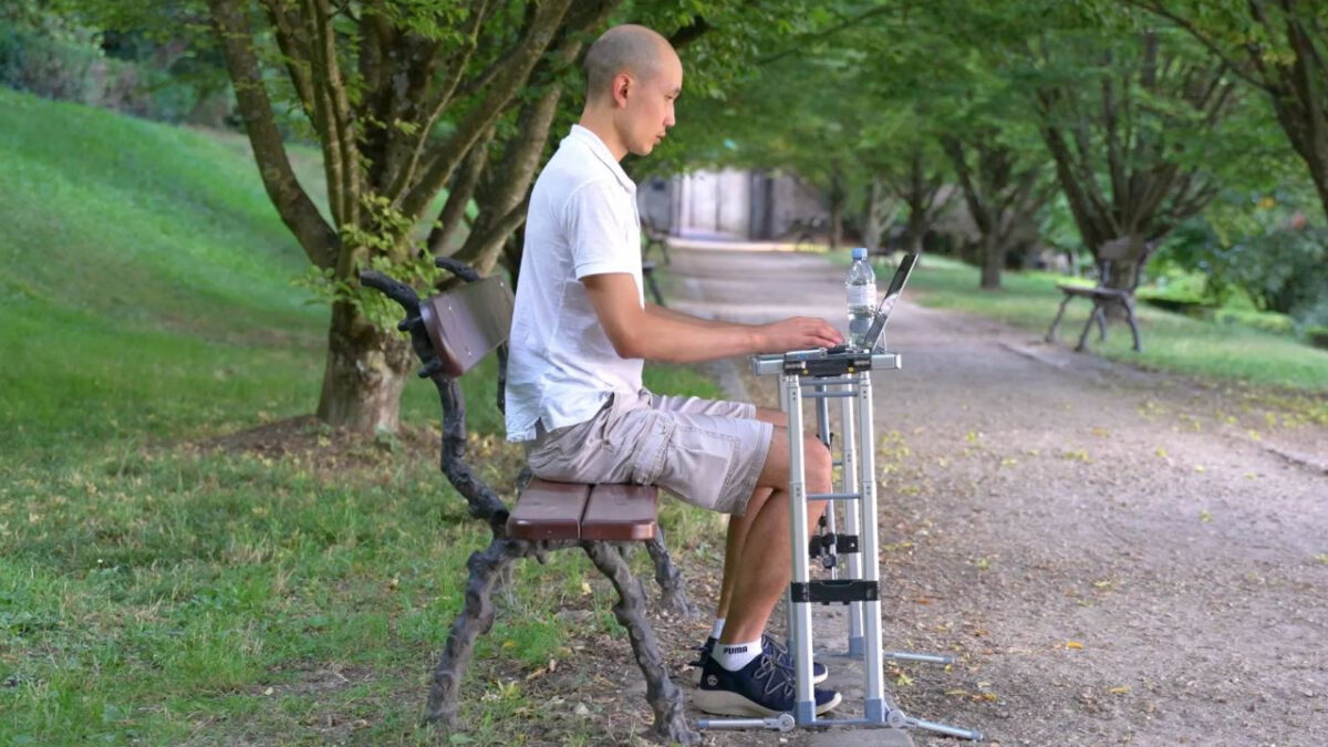 Nomad Desk Lets You Work From Outdoors