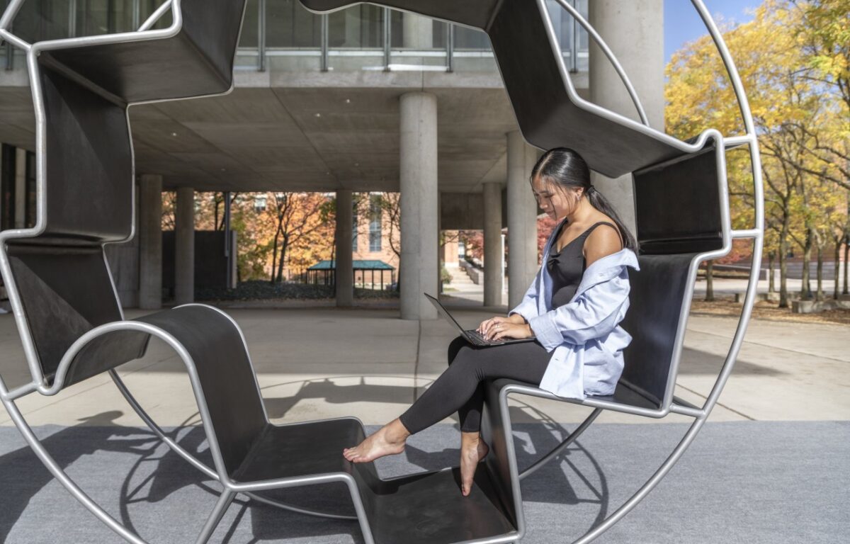 A Loop Chair That Takes Home Office to the Outdoors