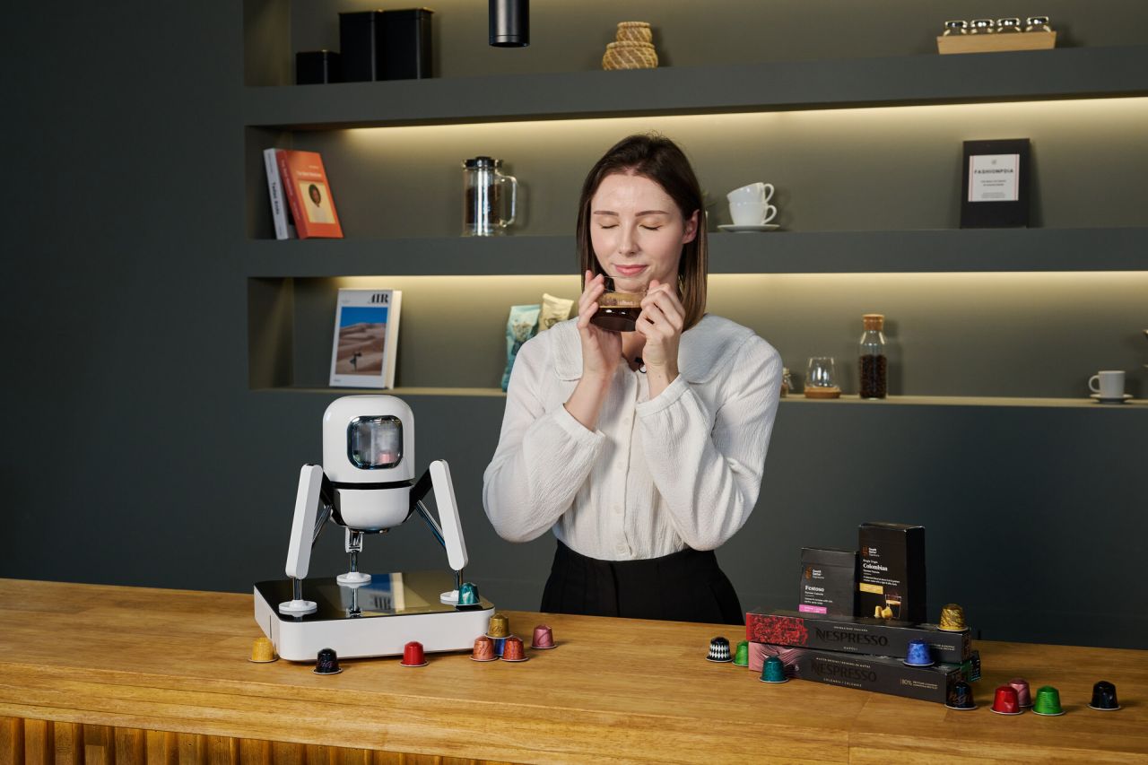 LG Coffee Machine Extracts Two Coffee Capsules Simultaneously