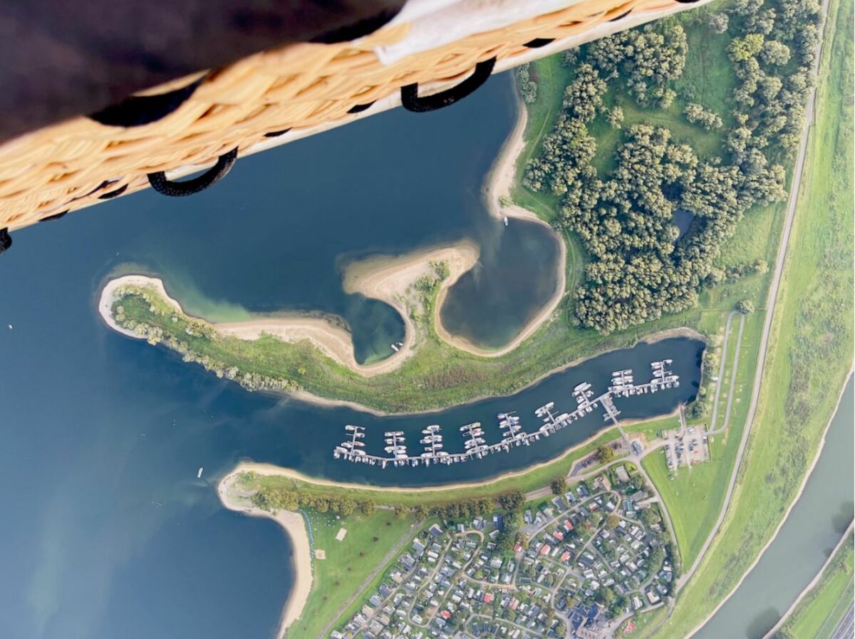 World’s First Hot Air Balloon Restaurant Lets You Dine in the Sky