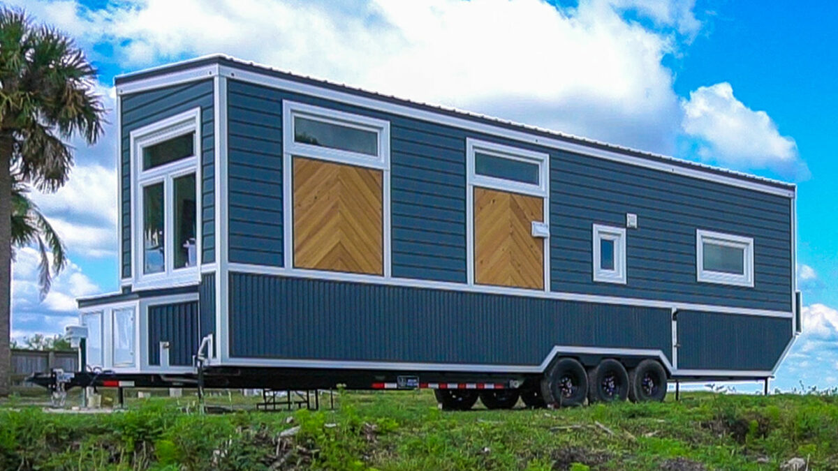 34-ft-Long Lee Tiny House Features a Main Floor Master Bedroom