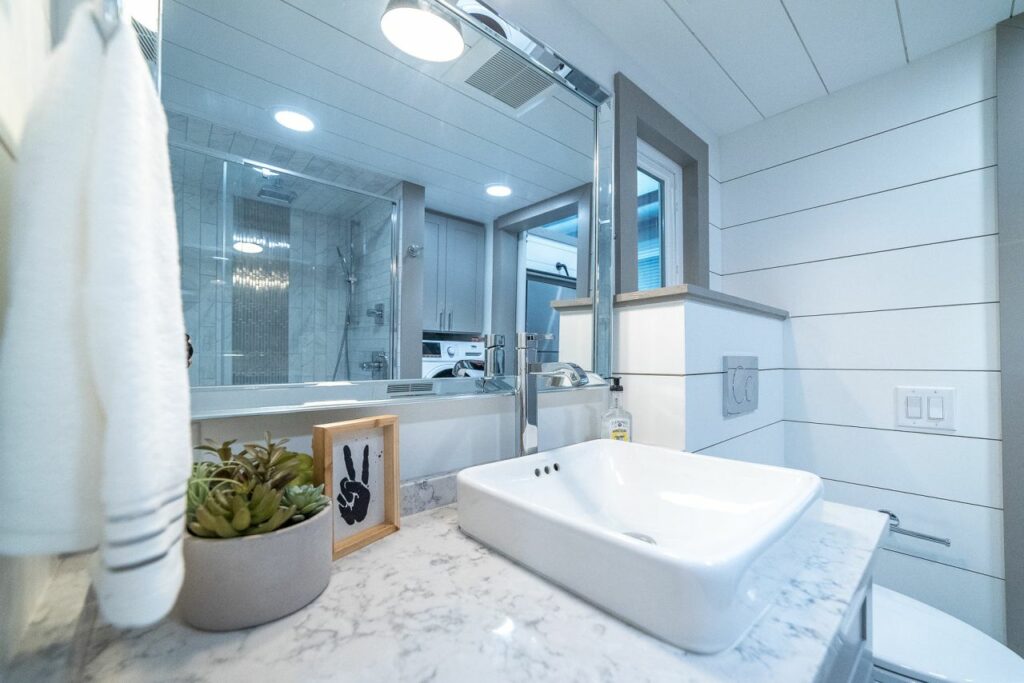 34-ft-Long Lee Tiny House Features a Main Floor Master Bedroom