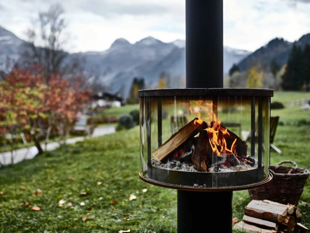 Rüegg SURPRISE Fireplace With Grill Makes Garden Party Better