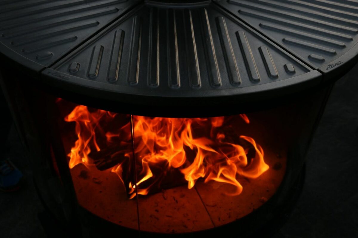 Rüegg SURPRISE Fireplace With Grill Makes Garden Party Better