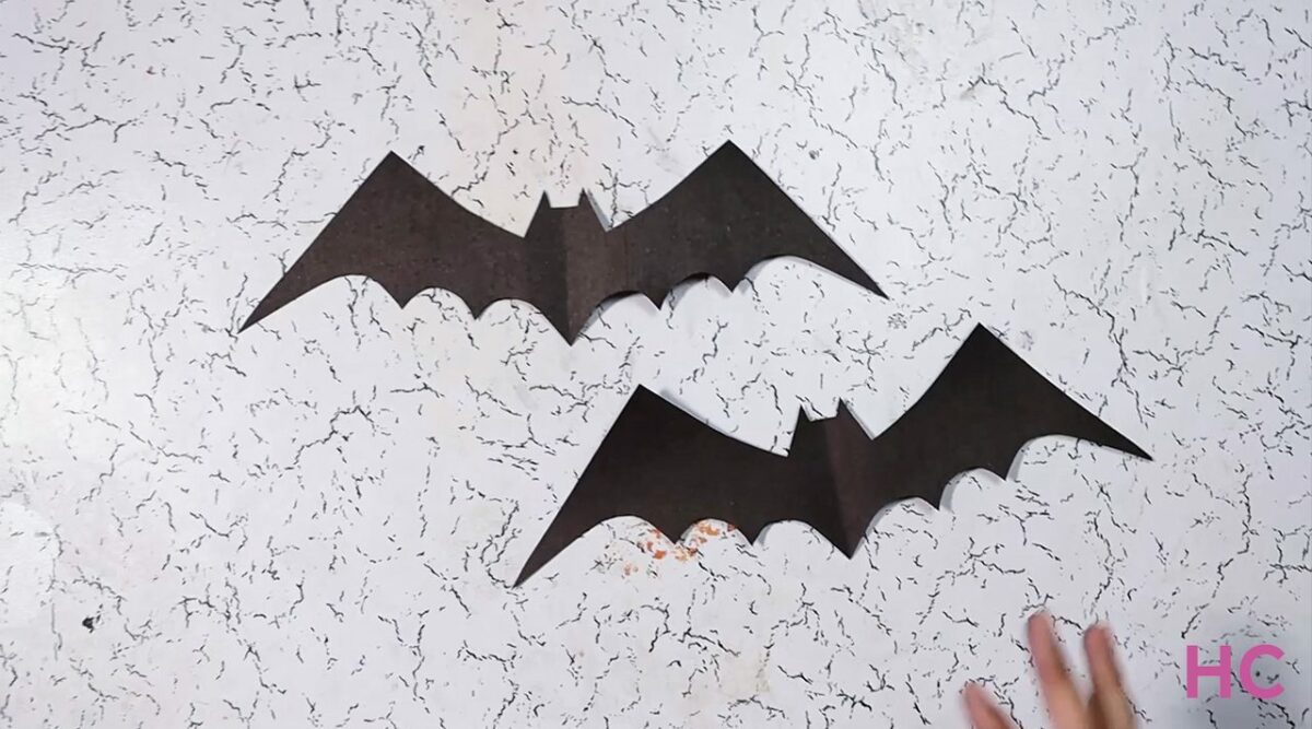 How to Make a Paper Bat Wreath for Halloween?
