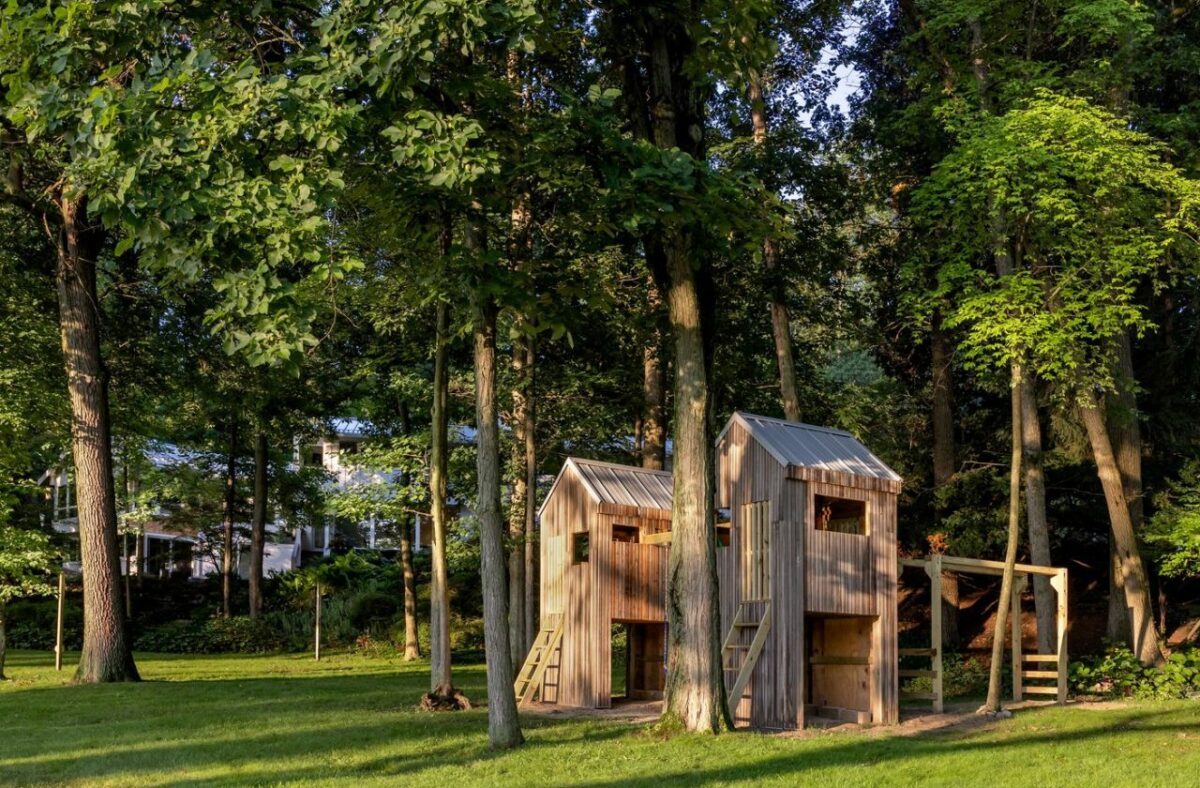 Sustainable Twin Treehouses are Conjoined for Work and Play