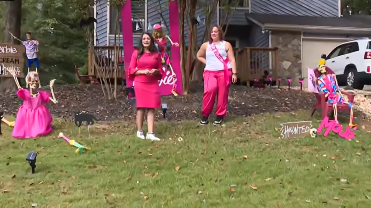 Barbie Theme Halloween Display Deserves Your Front Yard Space