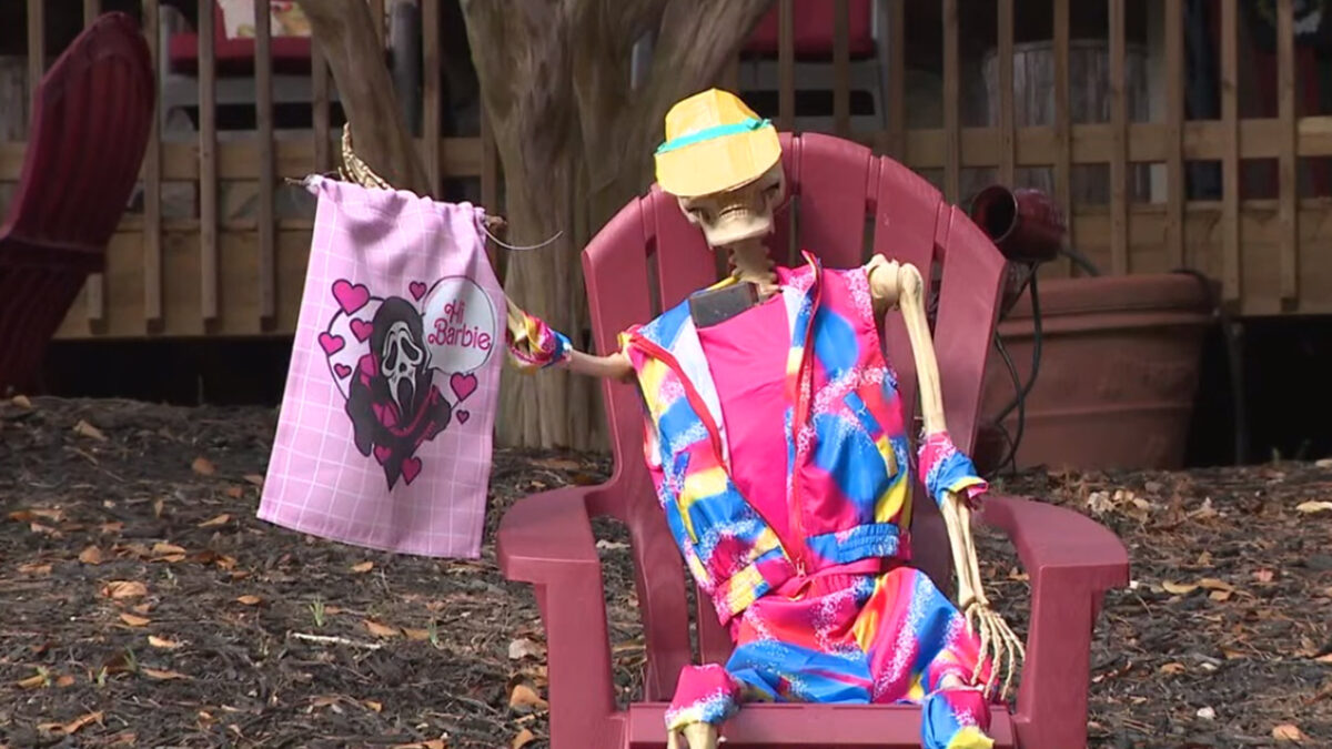 Barbie Theme Halloween Display Deserves Your Front Yard Space