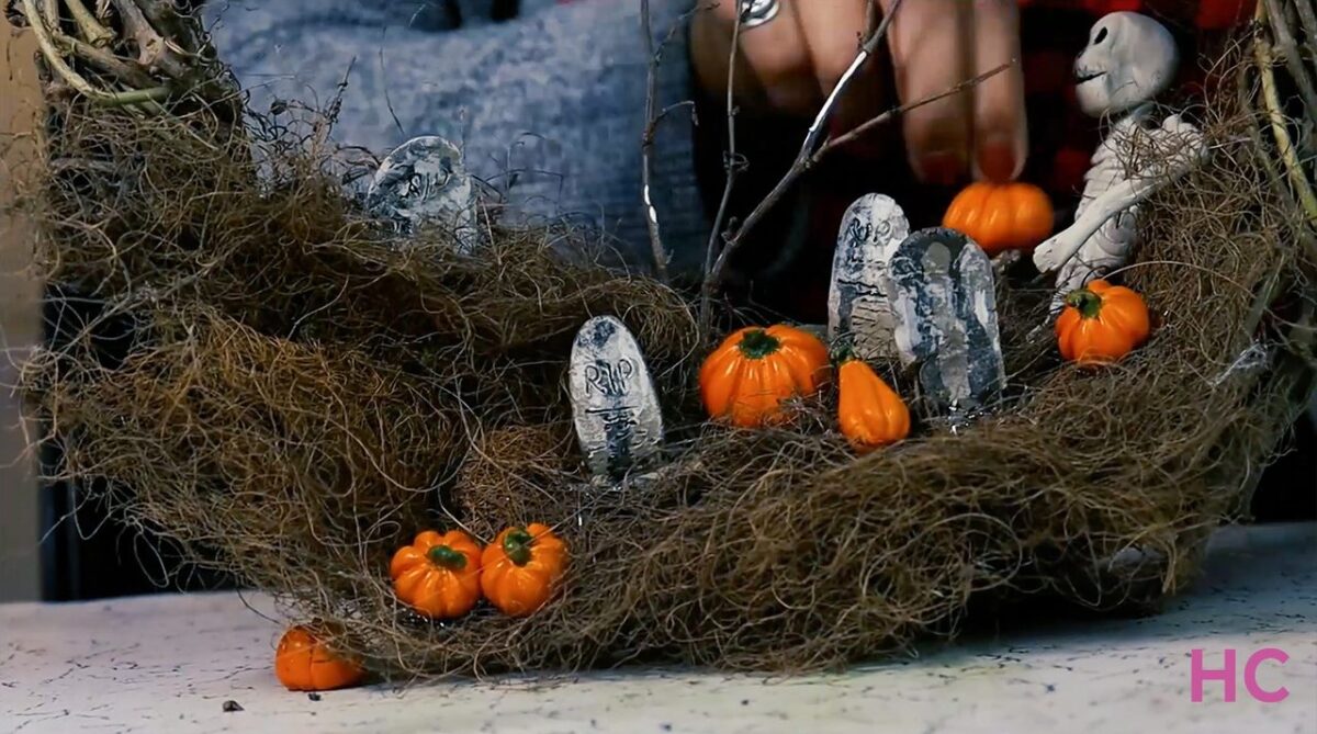 DIY Graveyard Wreath for Halloween: Two-Minute Crafts