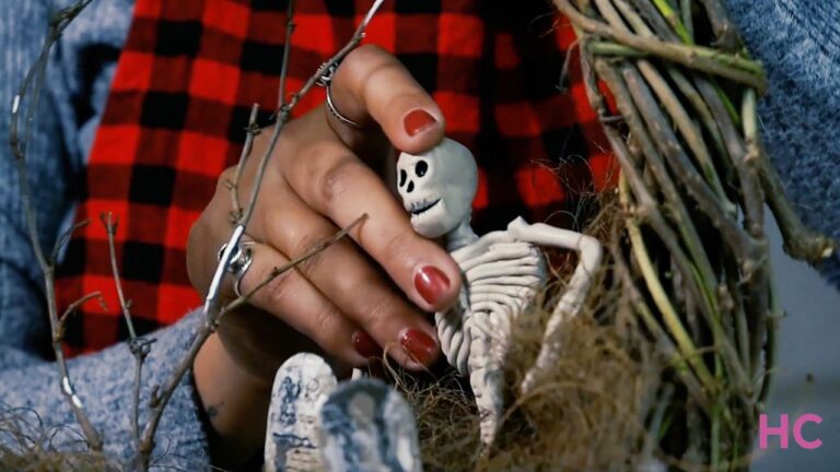 DIY Graveyard Wreath for Halloween: Two-Minute Crafts