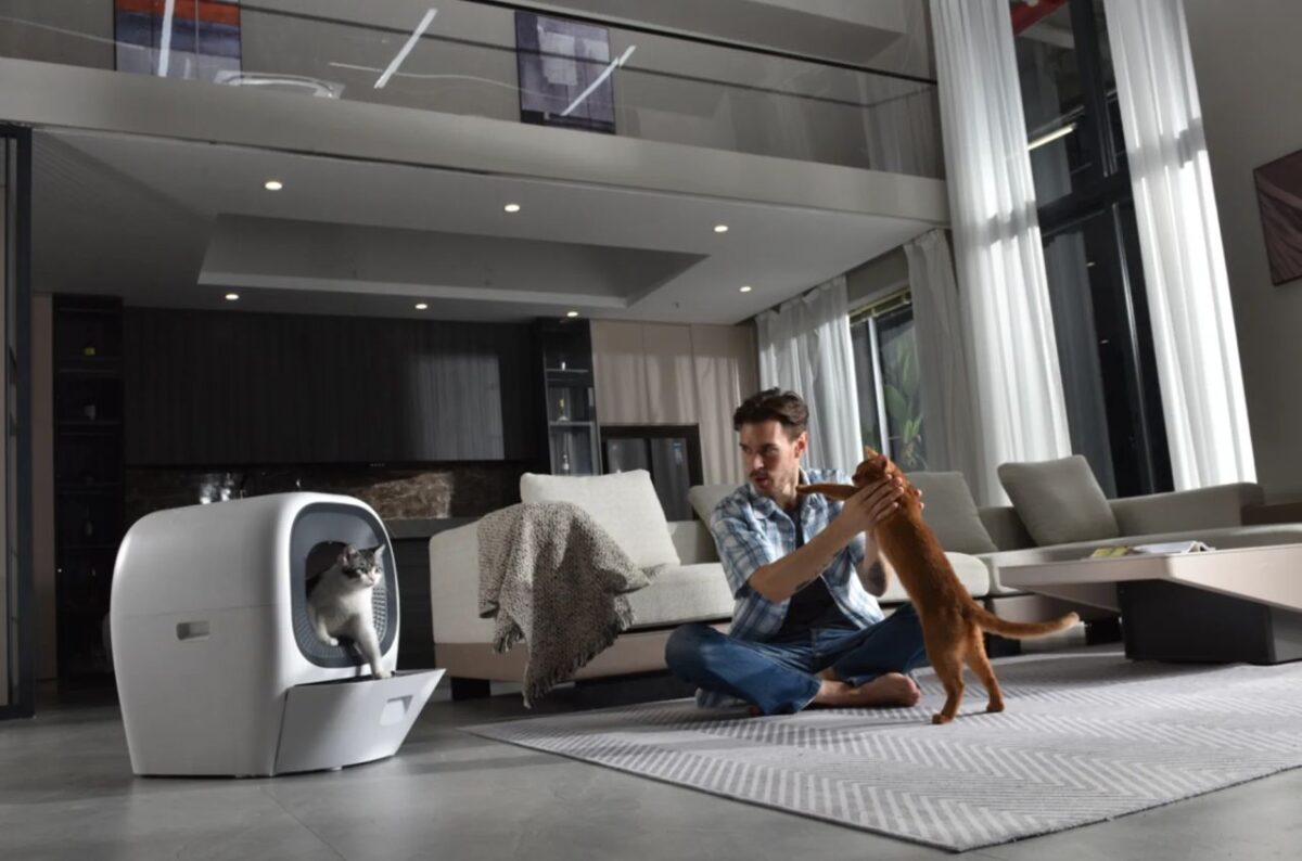 RealScooper is an Automatic Refilling Litter Box for Your Cat